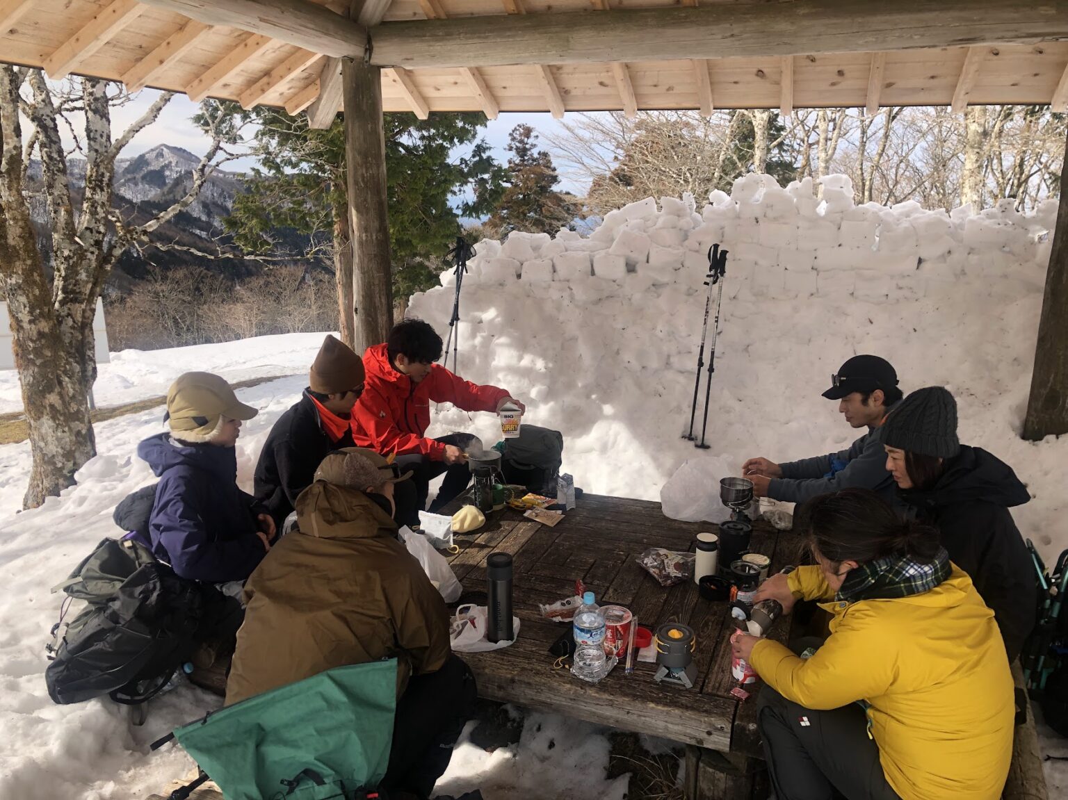 冬の明神平登山へ。明神岳でアイゼンとスノーシュー、そり滑りで大満喫｜Tolotolo field note ｜とろとろ フィールドノート